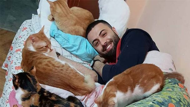 Sarper Duman y su tierna terapia musical para gatos | SectorViral